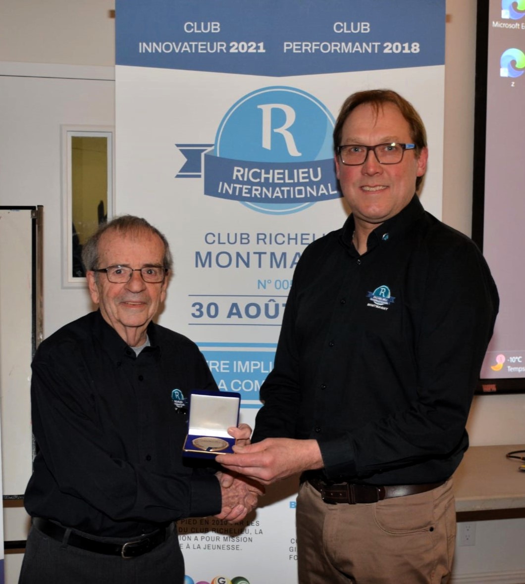 Roger Mainville reçoit la médaille du 50e anniversaire du Richelieu ...